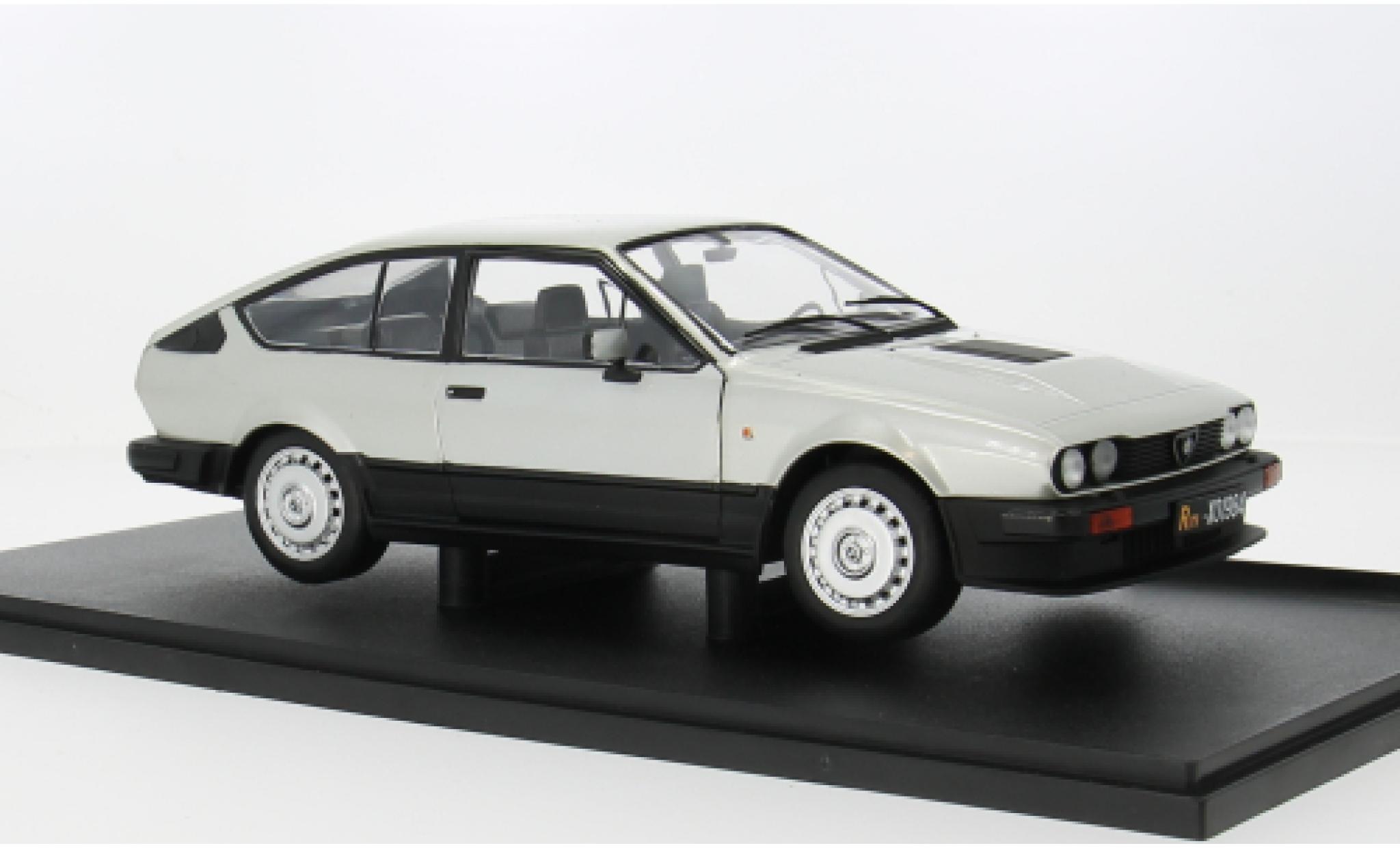 Diecast model cars Alfa Romeo GT 1/18 Solido V6 silber/schwarz 1984 1: ...